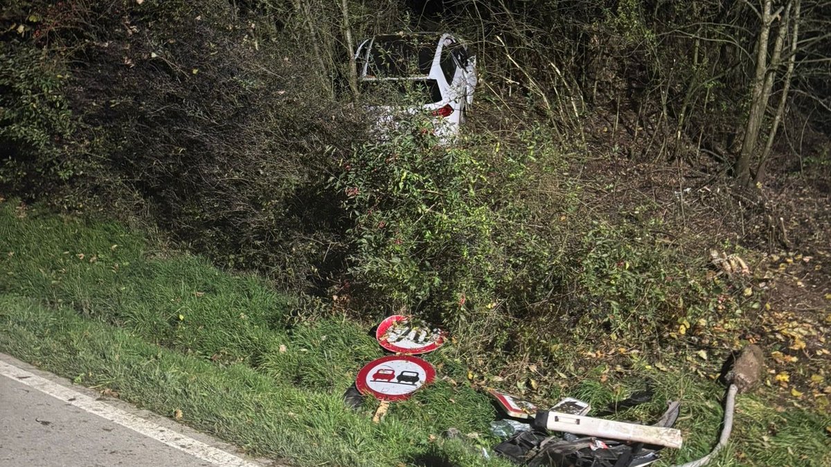 Aufräumarbeiten nach VU auf der L519 am 31.10.2024 - FF Aistersheim
